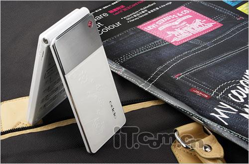 时尚翻盖SNS手机 OPPO U525精彩图赏_手机_科技时代_新浪网