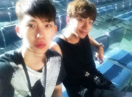 韩团2AM赵权自曝JYP家族艺人合影(图)_影音娱乐_新浪网