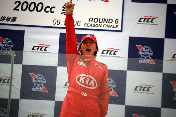 图文-CTCC第6站2000cc组 卢家骏登上冠军领奖台_赛车-中国赛车_NIKE新浪竞技风暴_新浪网