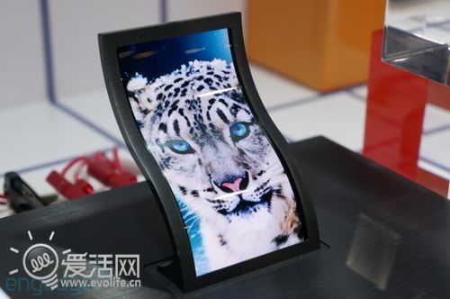LG柔性塑料OLED屏幕上手试玩|LG|柔性屏|OLED_手机_新浪科技_新浪网